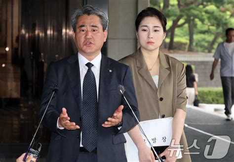 사진으로 보는 문재인 대통령 행보 고발장 들고 취재진 질문에 답하는 윤 전 대통령 법률대리인단 Zum 뉴스