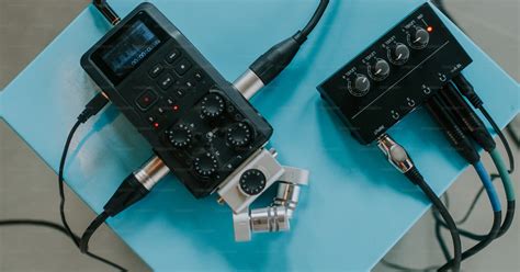 파란색 테이블 위에 앉아 있는 두 개의 전자 장치 사진 Unsplash의 기술 이미지