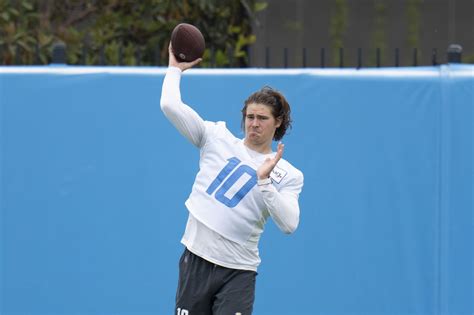 Watch Justin Herbert Looks Good Throwing Passes Following Shoulder