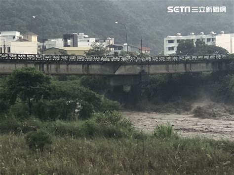 新南投暴雨溪水沖 守城橋塌陷呈波浪狀 鏡週刊 Mirror Media