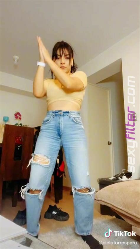 Sexy Cielo Torres Shows Cleavage In Beige Crop Top