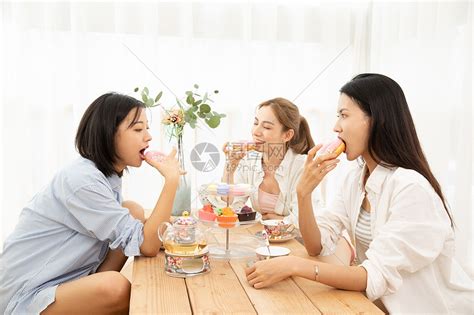 居家闺蜜一起吃甜点高清图片下载 正版图片501384566 摄图网
