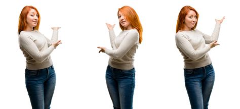 젊은 아름 다운 빨간 머리 여자 자신감과 입력에 초대 하는 큰 자연 미소와 행복 구도에 대한 스톡 사진 및 기타 이미지 구도 긍정적인 감정 표현 명랑한 Istock