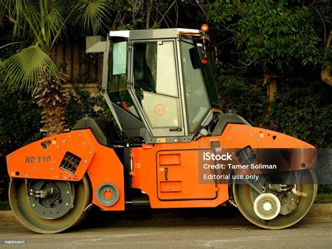 아스팔트 압축기 포장 트럭 포장 재료 는 아스팔트 콘크리트를 깔기 위해 사용되는 건설 장비입니다 거리에 대한 스톡 사진 및 기타 이미지 Istock