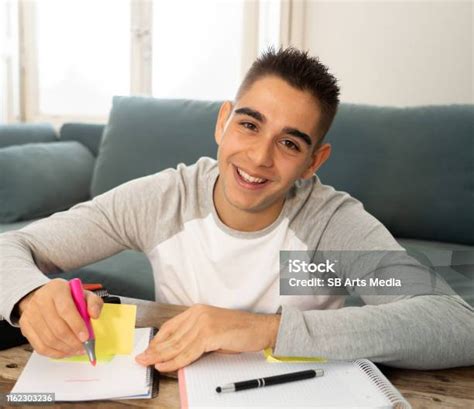 20대의 행복한 청년 학생의 초상화 공부 숙제 언어 배우기 또는 집에서 대학 석사 를 하는 일 교육 학습 사람 및 교육 개념 20 29세에 대한 스톡 사진 및 기타 이미지