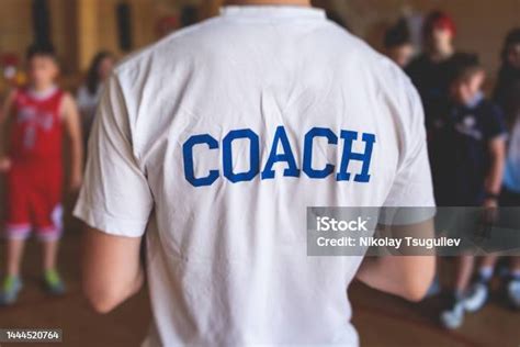 코치와 함께 주니어 젊은 농구 팀 트레이너 강사와 함께 훈련 및 팀 토크 연설을하는 어린이 그룹의 어린이 팀 코치의 클립 보드에