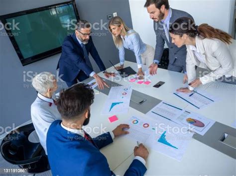 사무실에서 회의실 회의에서 다양한 행복한 비즈니스 사람들 기업 비즈니스에 대한 스톡 사진 및 기타 이미지 기업 비즈니스 모임 사람들 Istock