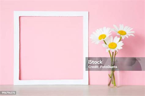 신선한 화이트 Chamomiles 또는 테이블에 꽃병에 꽃 부드러운 빛 색입니다 인사말 카드입니다 긍정적인 생각에 대 한 이랑입니다 빈 장소 영감 감정 텍스트 또는 견적