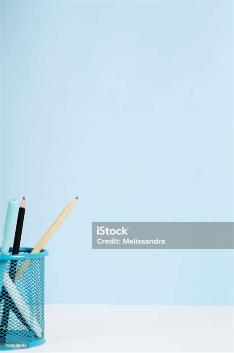 파란색 흰색 및 검은 색 연필 파란색 배경에 흰색 테이블에 스탠드에 펜 사무실 책상 공간을 복사합니다 가득 찬에 대한 스톡 사진 및 기타 이미지 Istock