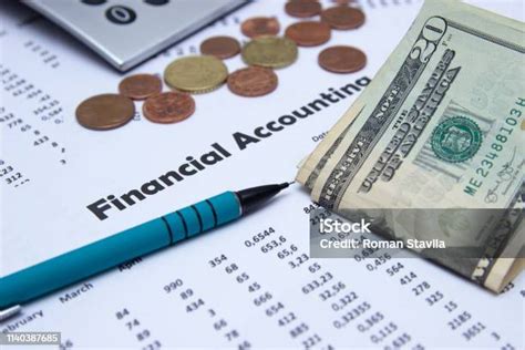 금융 회계 종이와 계산기 종이에 숫자 펜과 계산기 동전에 다 수의 숫자를 이미지 개념에 대한 스톡 사진 및 기타 이미지 개념