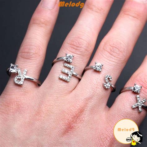Melodg ใหม่ แหวนคริสตัล พลอยเทียม รูปตัวอักษร 26 ตัว ปรับได้ เครื่องประดับแฟชั่น สําหรับผู้หญิง