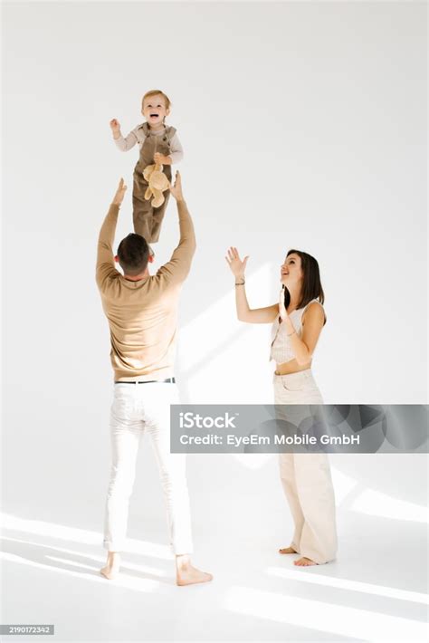 아버지는 어린 아들을 팔에 안고 어머니는 그들을 바라본다 가족의 개념 2 3 살에 대한 스톡 사진 및 기타 이미지 2 3 살 3 명 30 34세 Istock