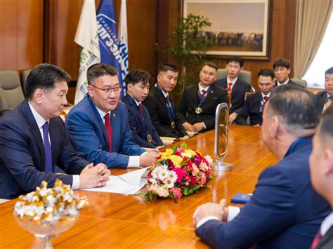 Монгол Улсын Ерөнхийлөгч У Хүрэлсүх хоккейн үндэсний шигшээ багийн тамирчдыг хүлээн авч уулзлаа