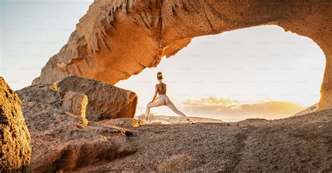 요가를 하고 스트레칭을 하고 일출에 구름 위의 산 꼭대기에서 명상을 하는 여자 선 명상 마음의 평화 개념 여행하다