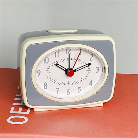 Brisk Style Retro Analog Desk Clock Silent Vintage Style