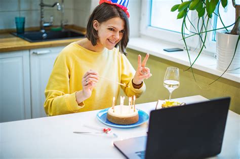 화상 통화를 사용하여 친구와 함께 집에서 생일을 축하하는 젊은 성인 여성 가상 이벤트에 대한 스톡 사진 및 기타 이미지 가상 이벤트 가상 파티 가정 생활 Istock