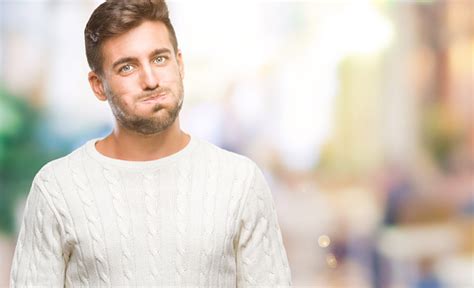 잘생긴 젊은이 피 재미 있은 얼굴 뺨 격리 된 배경 위에 겨울 스웨터를 입고 입 어 미친 식으로 팽창 입에 대한 스톡 사진 및 기타 이미지 Istock