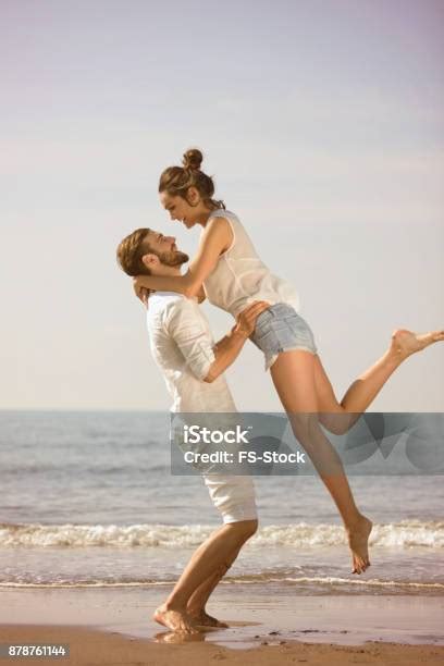 사랑에 행복 한 젊은 낭만적인 커플 아름 다운 여름 날에 아름 다운 해변에서 재미가 있다 2명에 대한 스톡 사진 및 기타 이미지 2명 걷기 관광 리조트 Istock