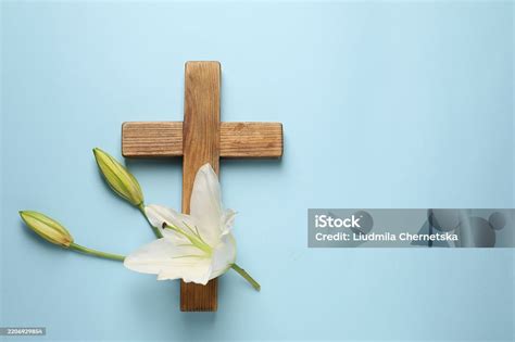 하늘색 배경에 나무 십자가와 백합 꽃 텍스트를 위한 공간이 있는 평면도 부활절 속성 0명에 대한 스톡 사진 및 기타 이미지 0명 Blessing 개념 Istock