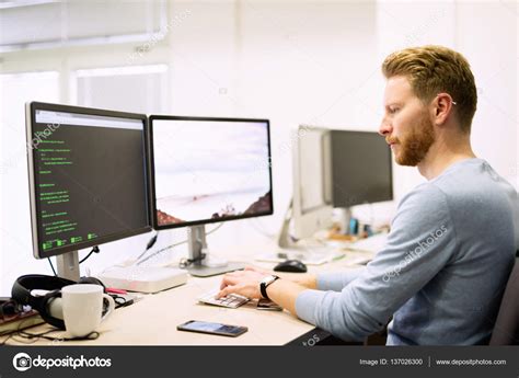 Werken In Een Bedrijf Ontwikkelt Software Programmeur ⬇ Stockfoto