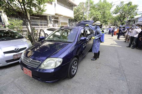 Dvb ဧည့်လမ်းညွှန်နေခဲ့သည့် အိမ်နှင့်လမ်းကို ဝင်ထွက်ခွင့်ပိတ်ပြီး ပိုးသတ်ဆေးဖျန်း ဓာတ်ပုံ