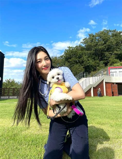 ‘크러쉬♥ 조이 연애하더니 갈수록 예뻐져…상큼 과즙미 비주얼 [스타★샷]