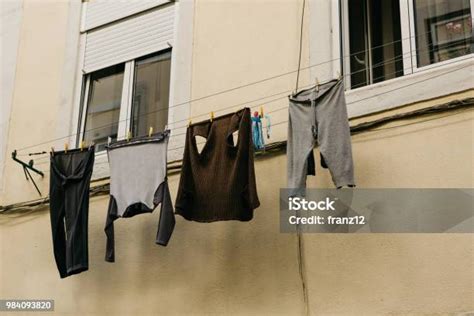 본격적인 사진입니다 포르투갈에서 리스본에서 아파트 건물의 외관에 건조 한 옷 포르투갈의 특징은 옷 린 넨 건조에 어디에 나 0명에 대한 스톡 사진 및 기타 이미지 Istock