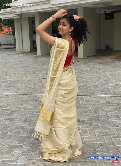 Keerthy Suresh Onam Saree Stills Tamil Actress Photos Kasavu Saree