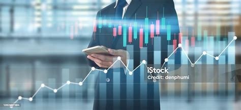 손에 스마트 폰과 계획 그래프 성장과 차트 긍정적 인 지표의 증가 개념에 대한 스톡 사진 및 기타 이미지 개념 개발 금융
