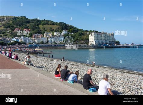Busy Summer Beach Promenade Pebble Pebbles Llandudno Seaside Bea Hi Res