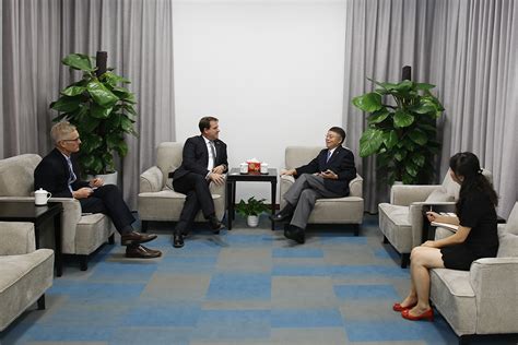 江绵恒校长会见新任美国驻沪总领事谭森