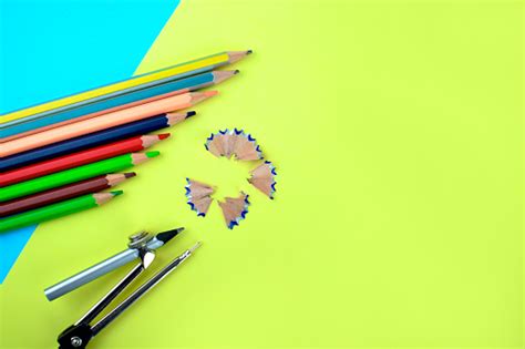 8개의 색의 나무 연필과 연필 나침반에 부착된 연필이 종이 배경 위에 연필 면도를 가리킵니다 0명에 대한 스톡 사진 및 기타