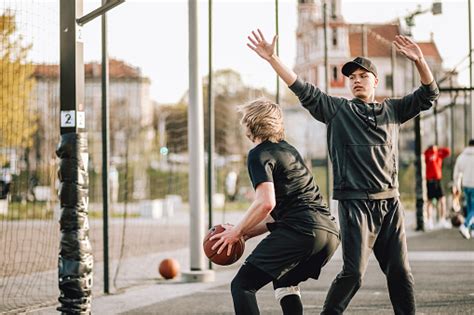 거리에서 스트리트 볼을 연주하는 사람들 농구와 스포츠 사진 도시 생활 개념 게임을 위해 공을 사용하는 사람 거리에 대한 스톡