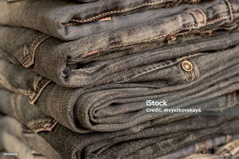 복사 공간 나무 선반에 청바지의 스택 미용 및 패션 의류 개념 선택적 초점 남자에 대한 스톡 사진 및 기타 이미지 남자 단체 대갈못 Istock