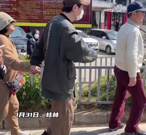沈腾忙里偷闲带家人桂林游玩，牵着妈妈的手很温馨，大方满足合影 人物集