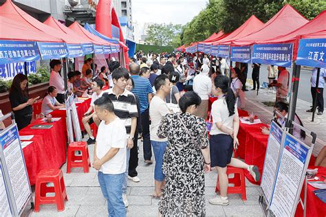 8月城镇调查失业率降至5 2 统计局称当月青年人就业明显改善