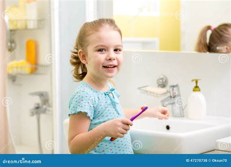 Denti Di Spazzolatura Sorridenti Del Bambino In Bagno Fotografia Stock
