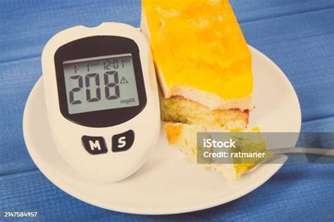 설탕 수치를 확인하기 위한 혈당 측정기와 층과 젤리가 있는 크림처럼 달콤한 스폰지 케이크 당뇨병 중 영양 축제 디저트 검사 보기에 대한 스톡 사진 및 기타 이미지 Istock