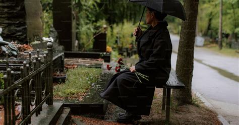 벤치에 앉아 우산을 쓴 사람 사진 Unsplash의 장례 이미지