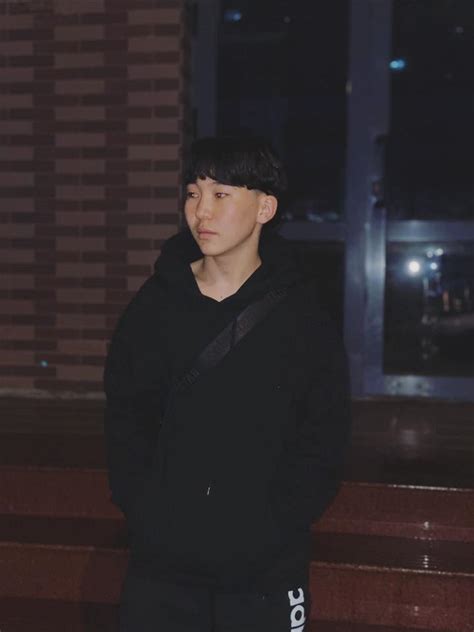 Ээж минь таньдаа шүлэг хэлэх гэтэл Ээрч бүдэрч гоё үг зөндөө хайлаа