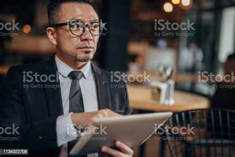 레스토랑에서 디지털 태블릿을 사용 하는 잘생긴 사업가 경영자에 대한 스톡 사진 및 기타 이미지 경영자 기업 문화 기업 비즈니스 Istock