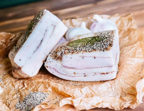 Колко дни трябва да се държи сланината в сол за да стане вкусна и крехка