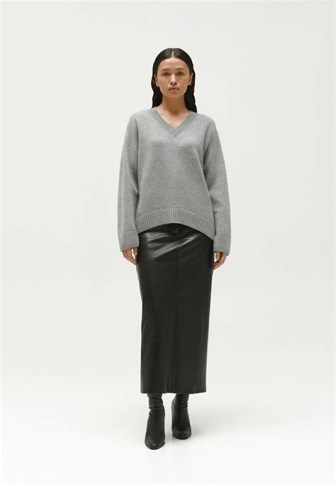 Вовняний светр з V подібним вирізом