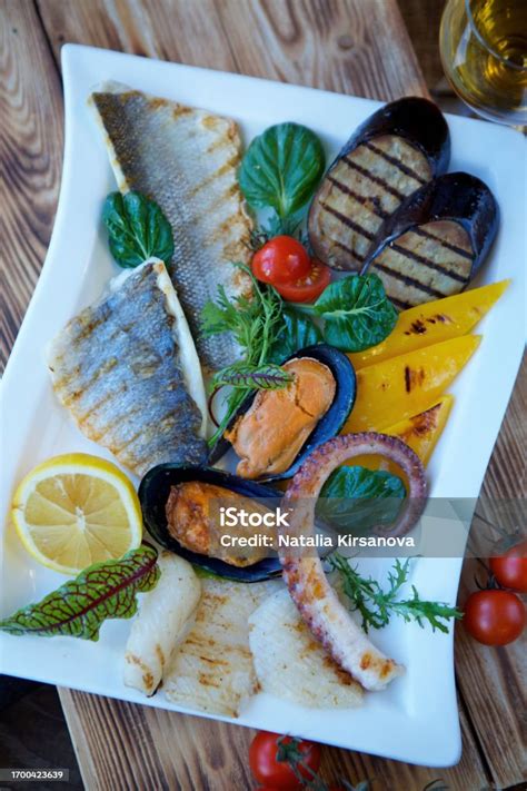 다양한 해산물을 곁들인 접시 다양한 종류의 새우 조개류 가리비 문어 및 생선 레스토랑이나 카페 메뉴의 개념입니다 갈고리 발톱에 대한 스톡 사진 및 기타 이미지 Istock