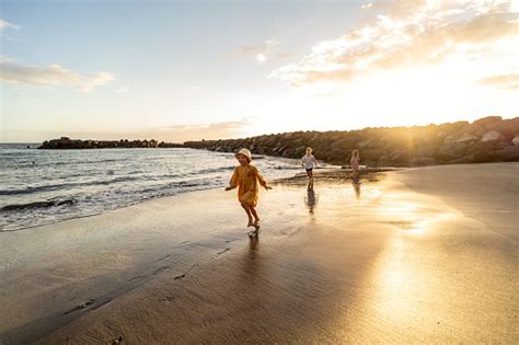 해변에서 놀고있는 아이들 해질녘에 바닷가에서 걷는 어린 자매들 가족 여름 휴가 분위기 카나리아 제도에 대한 스톡 사진 및 기타 이미지 카나리아 제도 해변 가족