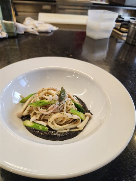 인삼 소스를 곁들인 오징어 파스타