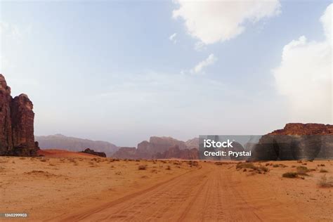 와디 럼 사막 요르단 달의 계곡 붉은 모래 산과 안개 유네스코 세계문화유산으로 지정 국립 공원 야외 풍경 오프로드 모험 여행 배경 0명에 대한 스톡 사진 및 기타 이미지