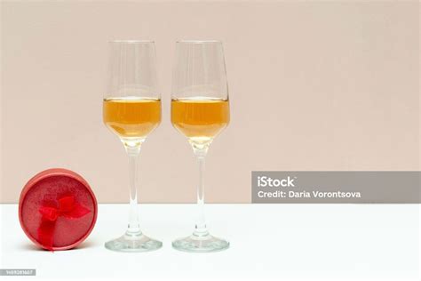 두 개의 거품이 많은 샴페인 잔과 복사 공간이 있는 흰색 배경에 선물로 빨간색 상자 발렌타인 데이 사랑 생일 개념 0명에 대한 스톡 사진 및 기타 이미지 Istock