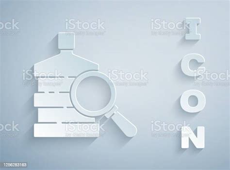 종이는 회색 배경에 고립 된 깨끗한 물과 돋보기 아이콘으로 큰 병을 잘라 쿨러플라스틱 용기 종이 아트 스타일 벡터 일러스트레이션