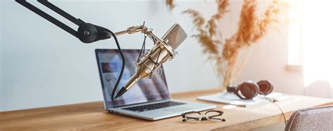 스튜디오 팟 캐스트 인테리어 내부 방송 팟 캐스터를위한 홈 메이드 룸 나무 테이블에 음성 마이크 노트북 및 램프 와이드 이미지